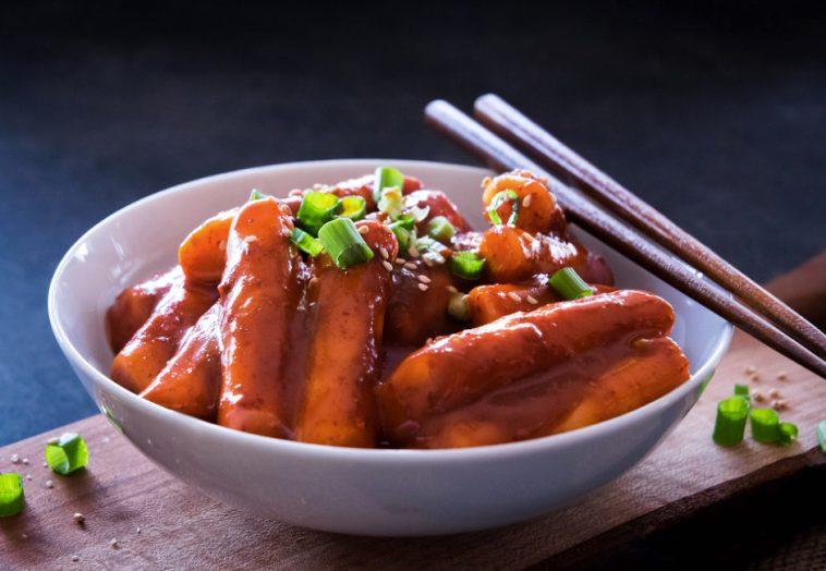 Vegan Tteokbokki Recipe (Korean Spicy Cakes 🇰🇷) - Veganiac